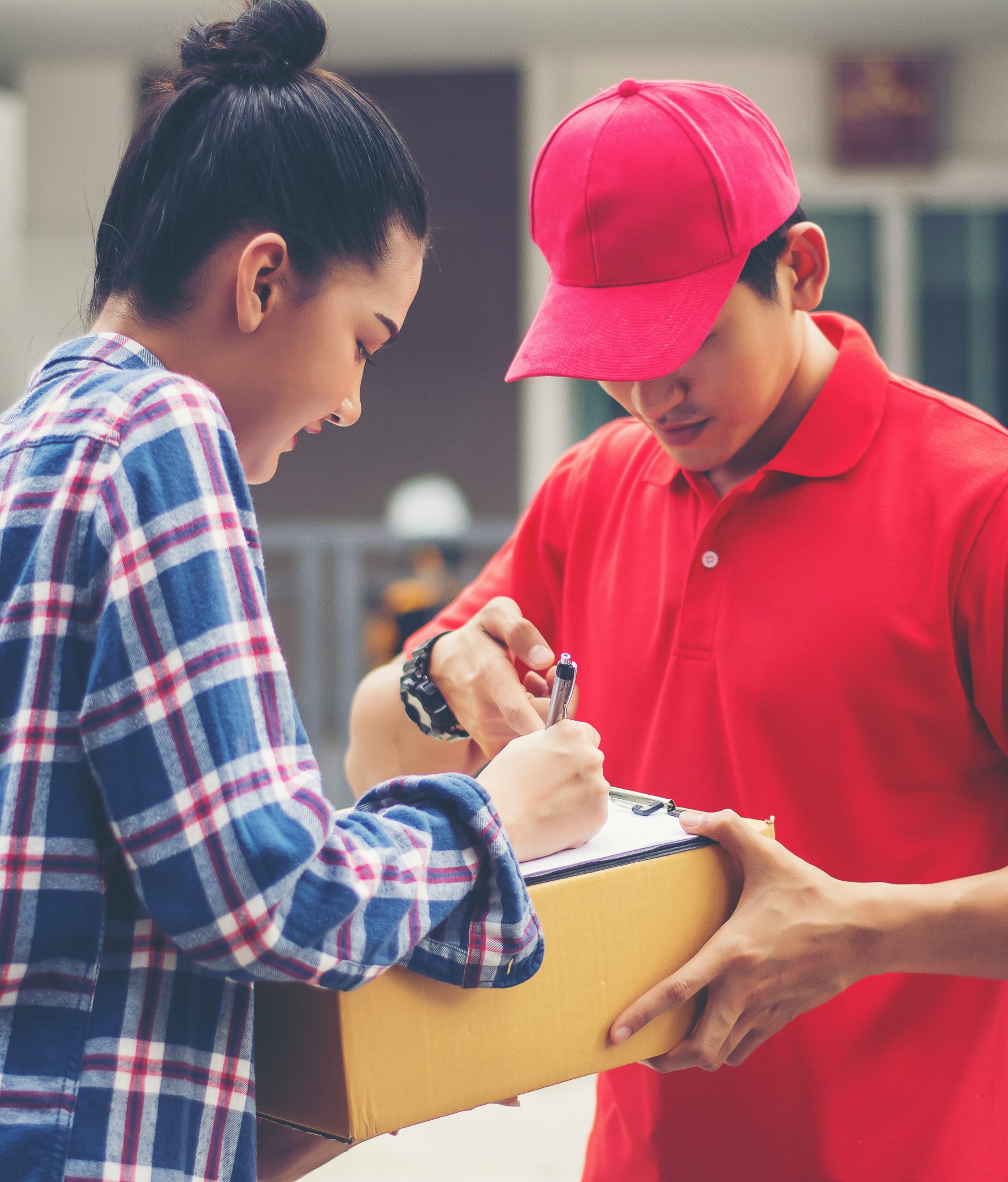 How to Deal With Difficult Customers: 15 Tips + Examples - Yellow.ai